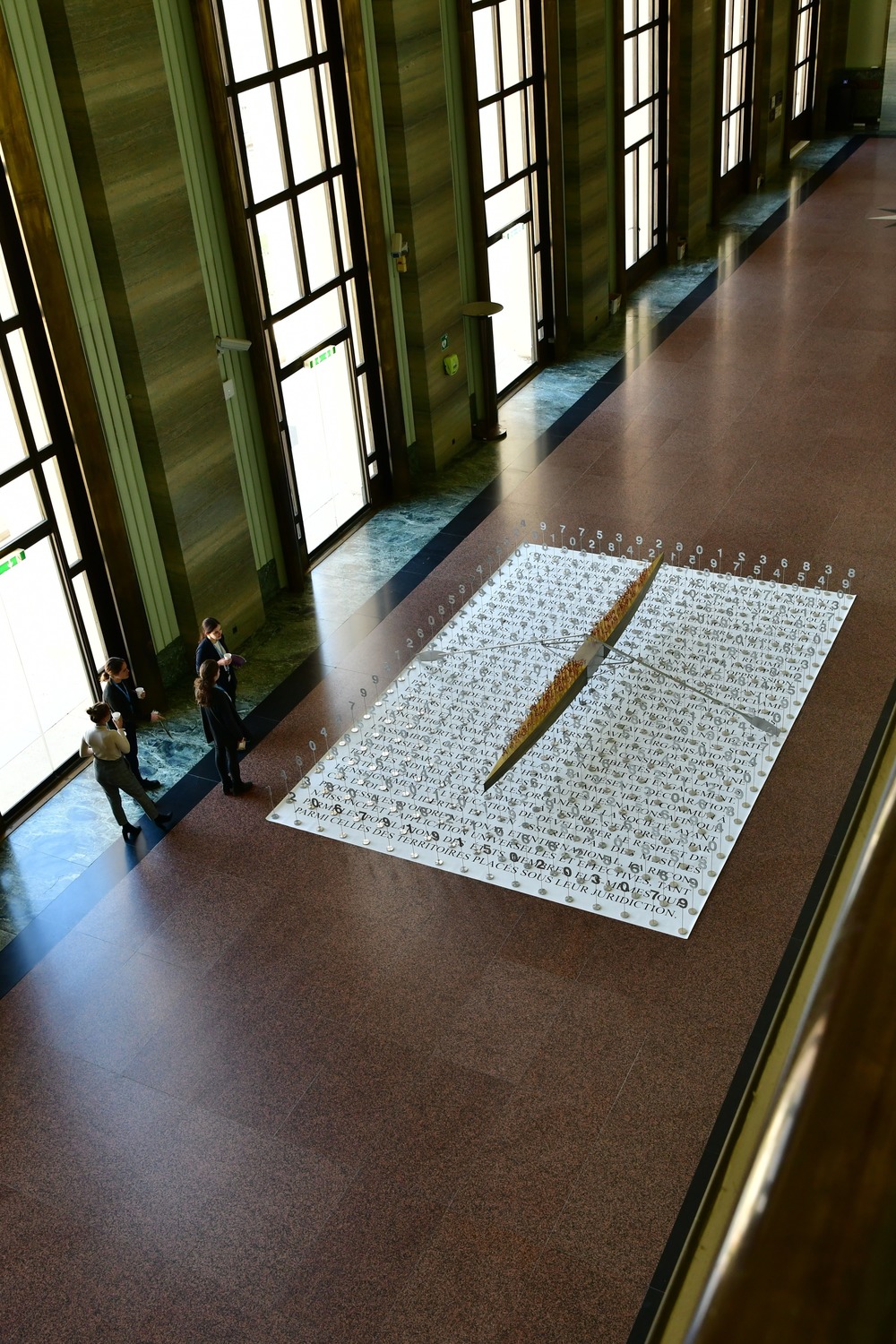 Exposición Brigitte Bouchard de Jacek Jarnuszkiewicz en la ONU ...