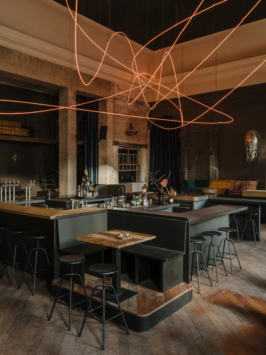 Una escultura de neón en Kink Bar & Restaurant - Revista Estilo Propio